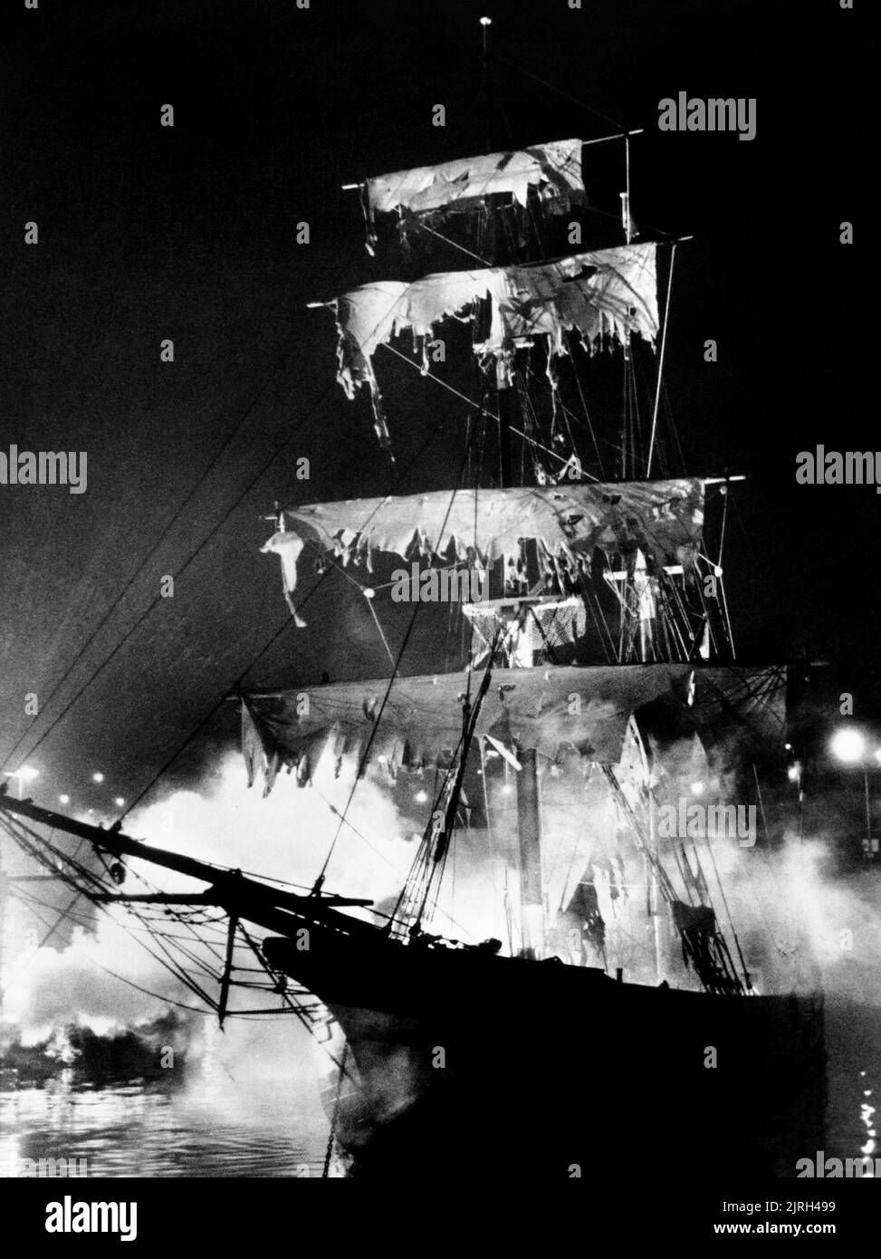THE ELIZABETH DANE GHOST SHIP, THE FOG, 1980 Stock Photo - Alamy