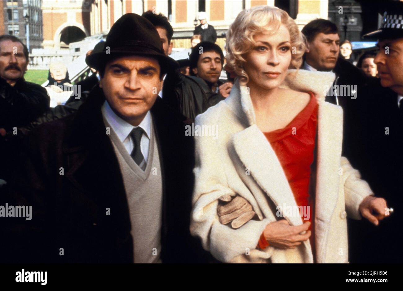 DAVID SUCHET, FAYE DUNAWAY, THIRTEEN AT DINNER, 1985 Stock Photo - Alamy