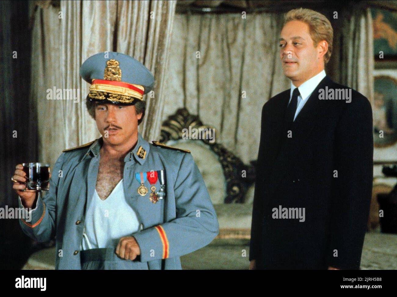 RICHARD DREYFUSS, RAUL JULIA, MOON OVER PARADOR, 1988 Stock Photo - Alamy