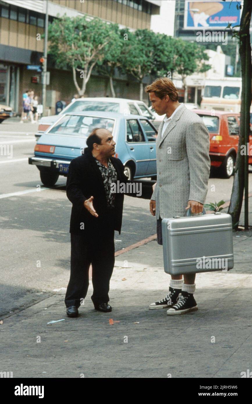 DANNY DEVITO, ARNOLD SCHWARZENEGGER, TWINS, 1988 Stock Photo - Alamy