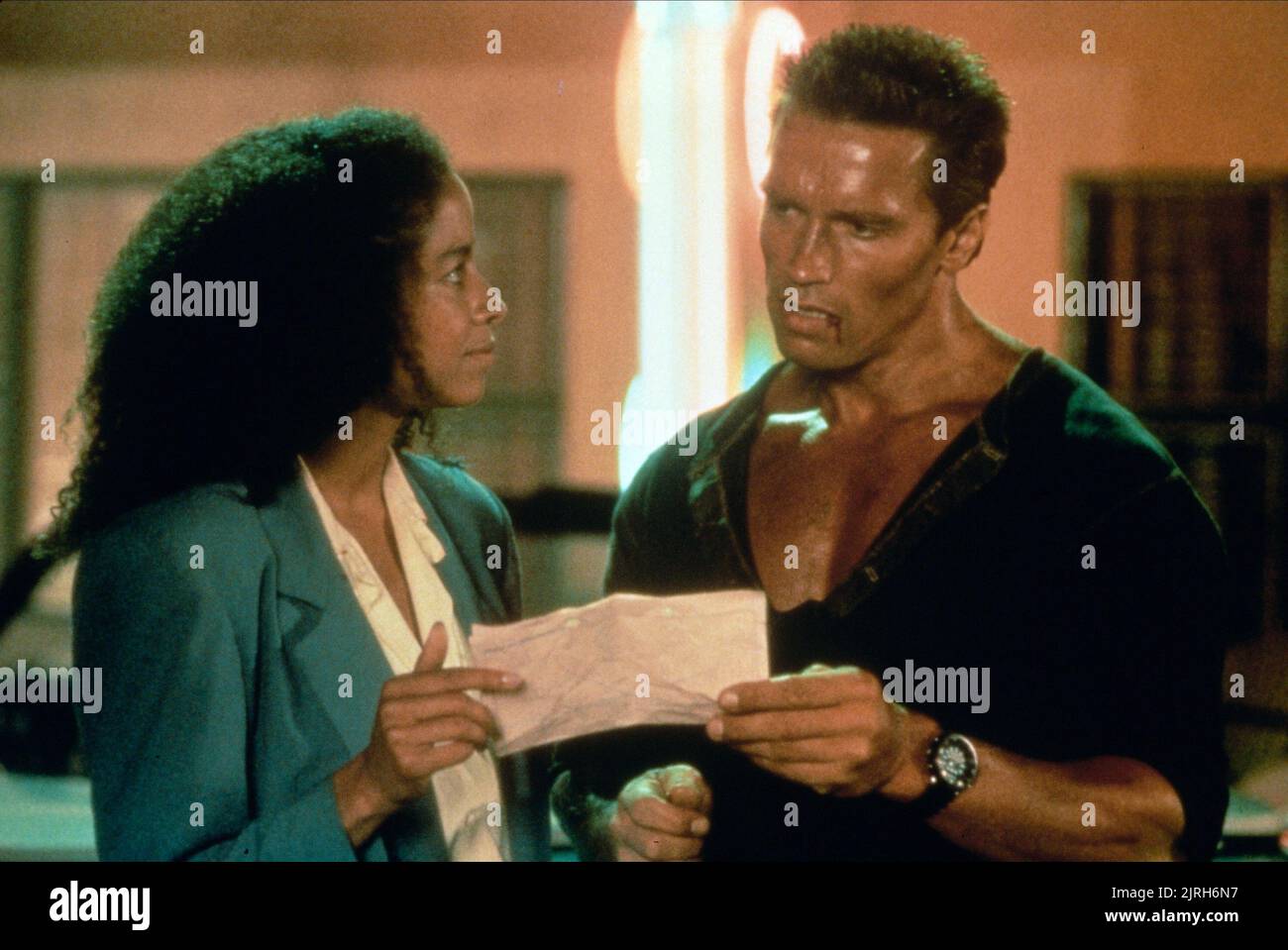 RAE DAWN CHONG, ARNOLD SCHWARZENEGGER, COMMANDO, 1985 Stock Photo - Alamy
