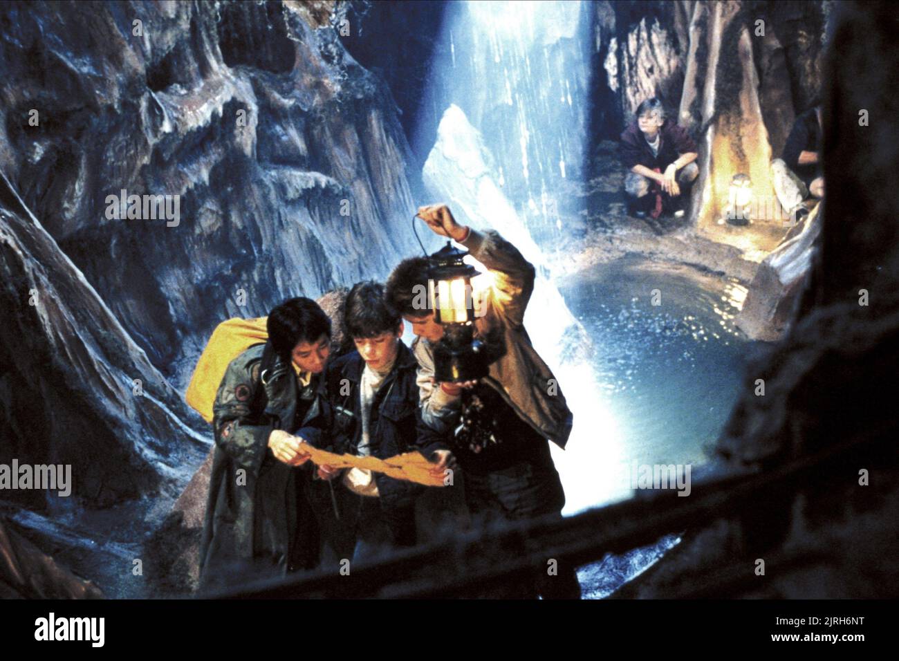 JONATHAN KE QUAN, SEAN ASTIN, COREY FELDMAN, MARTHA PLIMPTON, THE GOONIES, 1985 Stock Photo - Alamy