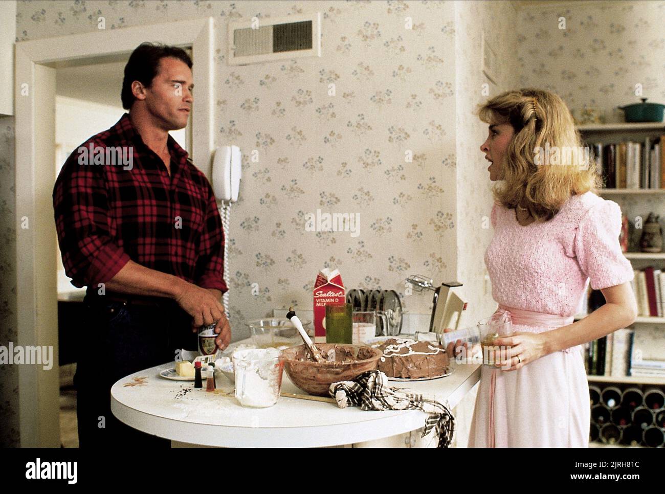 ARNOLD SCHWARZENEGGER, KATHRYN HARROLD, RAW DEAL, 1986 Stock Photo - Alamy