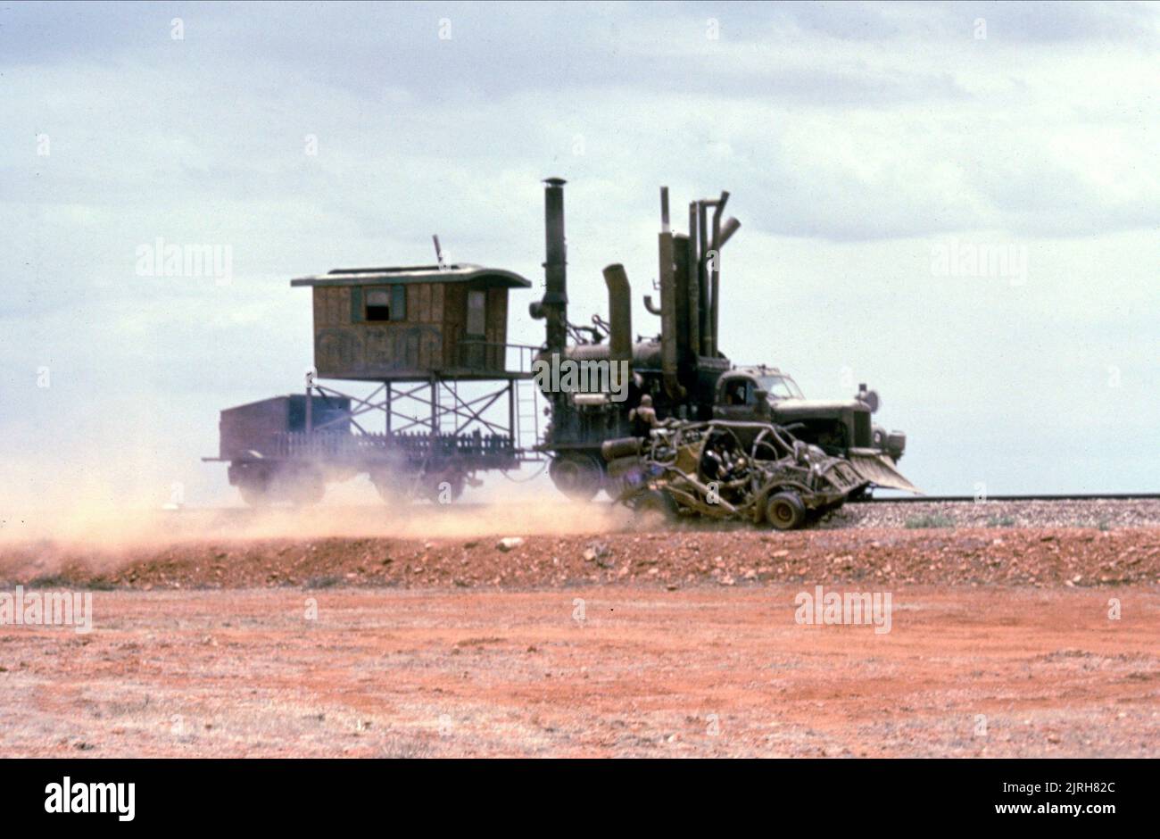 VILLAINS HIJACK TRAIN, MAD MAX BEYOND THUNDERDOME, 1985 Stock Photo - Alamy