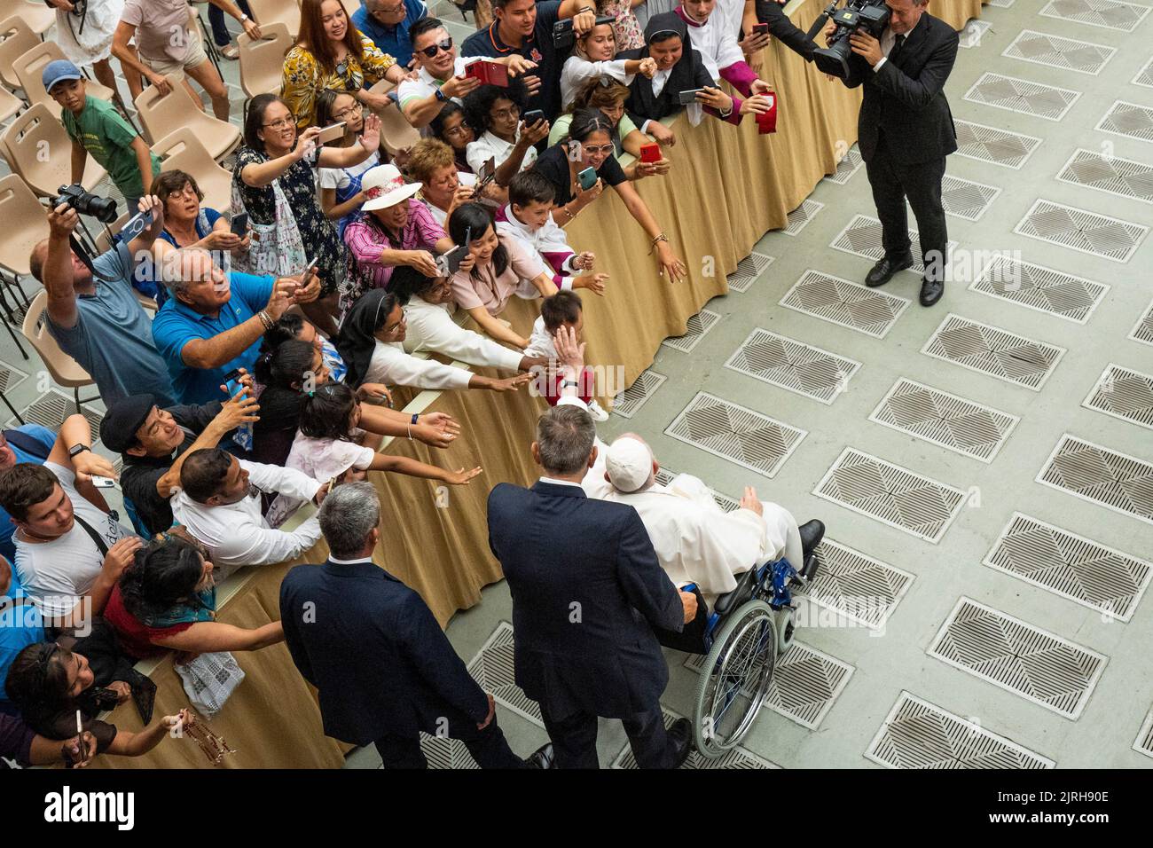 Pope Francis greets and blesses faithful during the Wednesday General ...