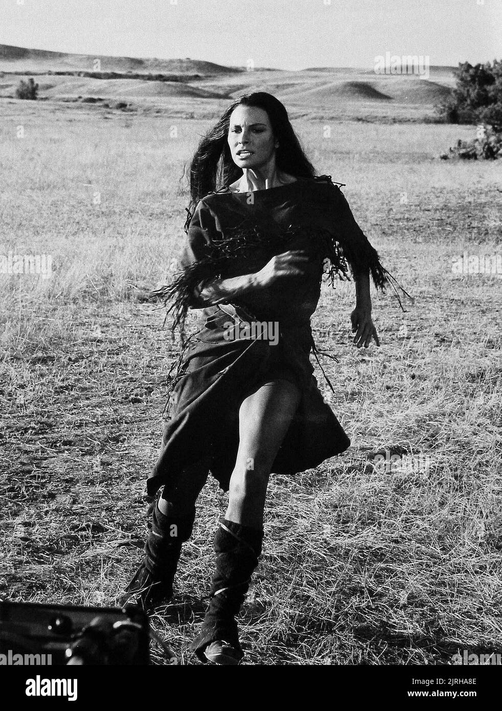 RAQUEL WELCH, THE LEGEND OF WALKS FAR WOMAN, 1982 Stock Photo - Alamy