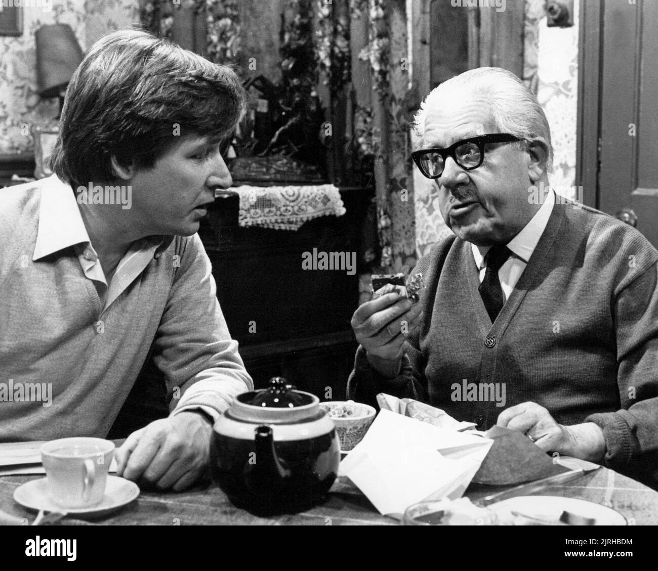 WILLIAM ROACHE, JACK HOWARTH, CORONATION STREET, 1985 Stock Photo - Alamy