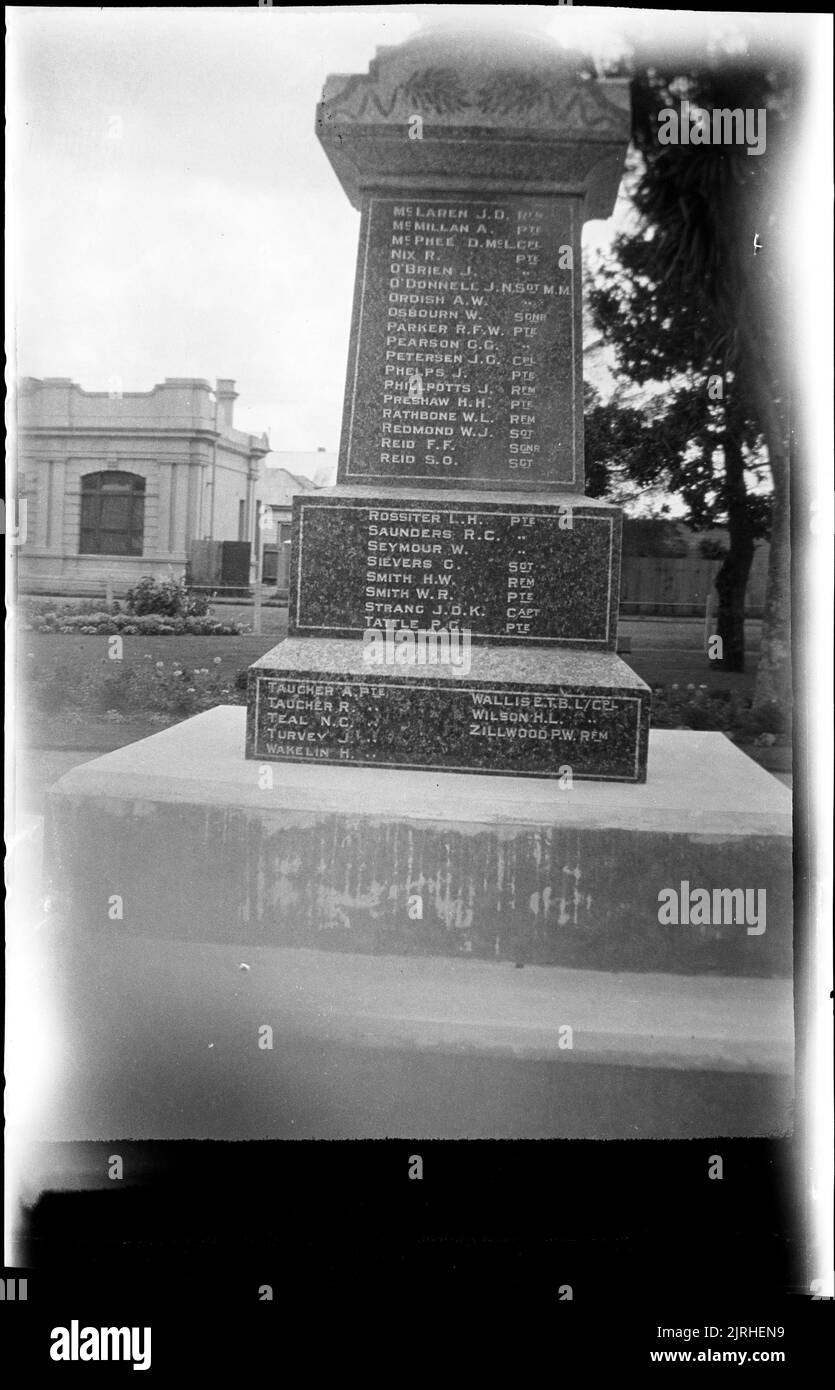[Carterton War Memorial], 1920s-1930s, Carterton, by Roland Searle Stock Photo - Alamy