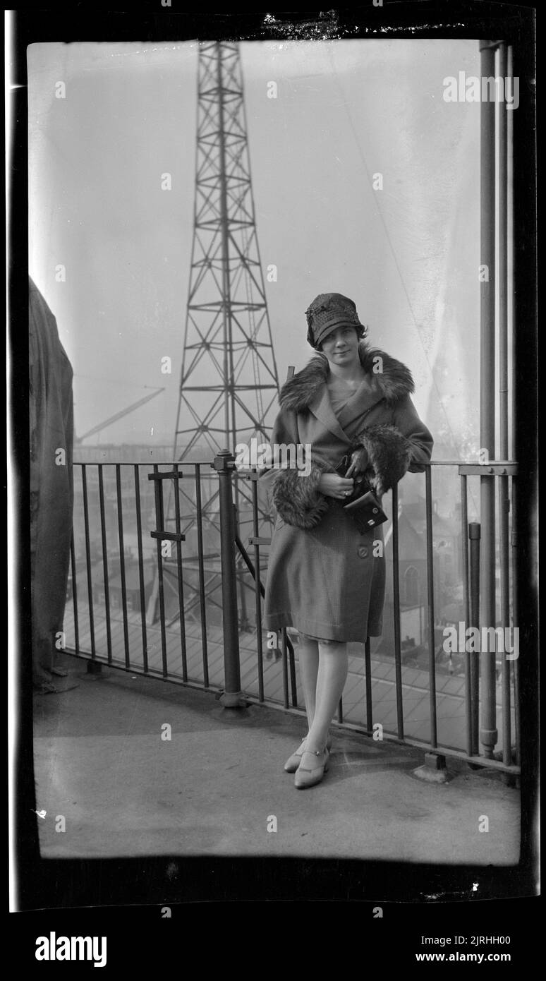 Mary Searle with handbag, 1920s to 1930s, by Roland Searle Stock Photo ...