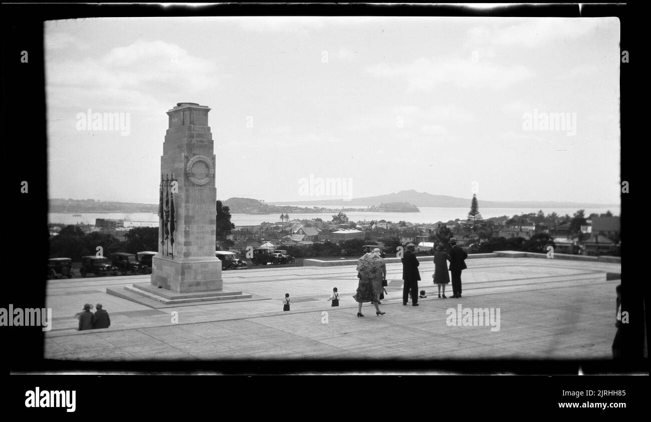Cenotaph outside war memorial museum hi-res stock photography and ...