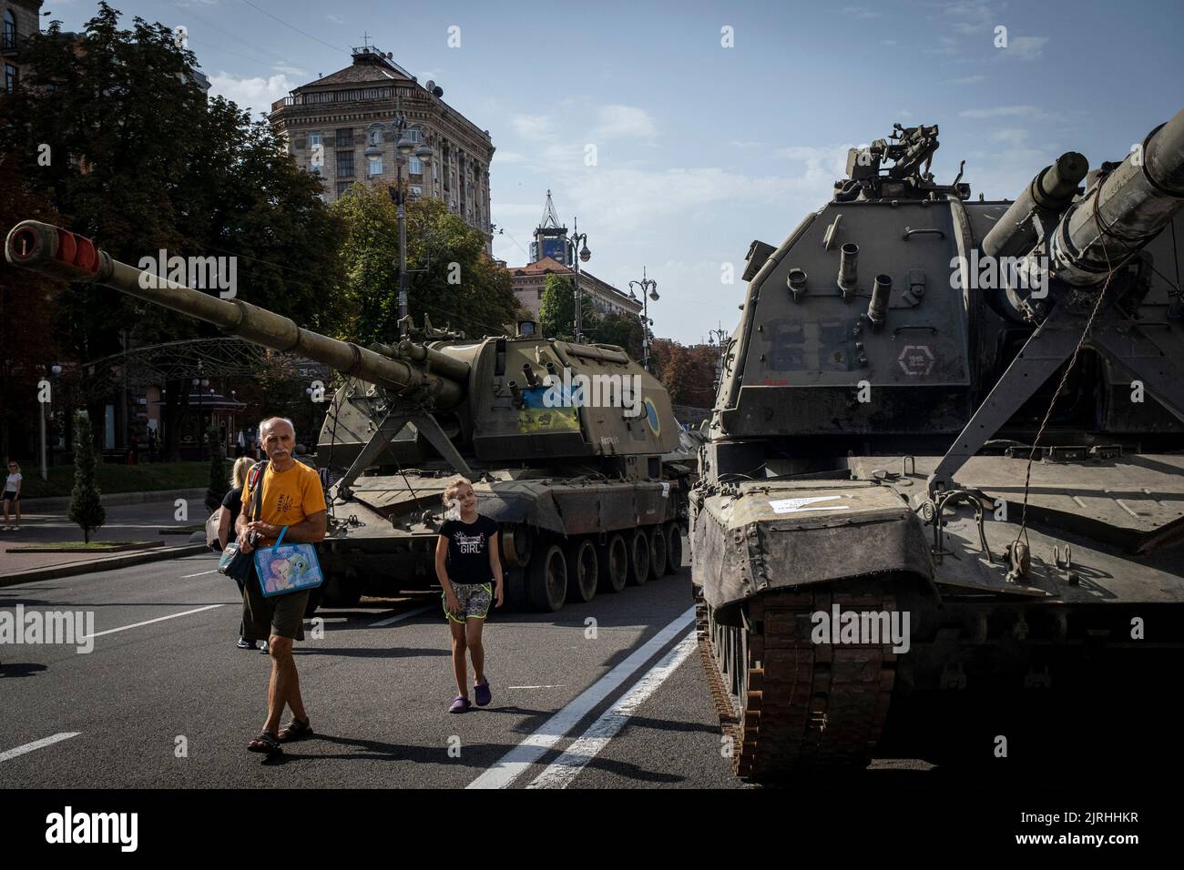 Father and her daughter observe the wreckage of Russian artillery in ...