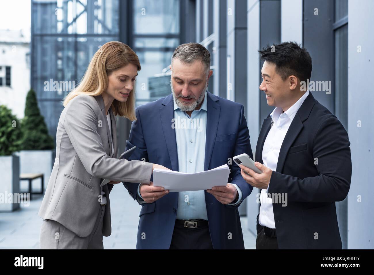 Group of businessmen suits hi-res stock photography and images - Alamy