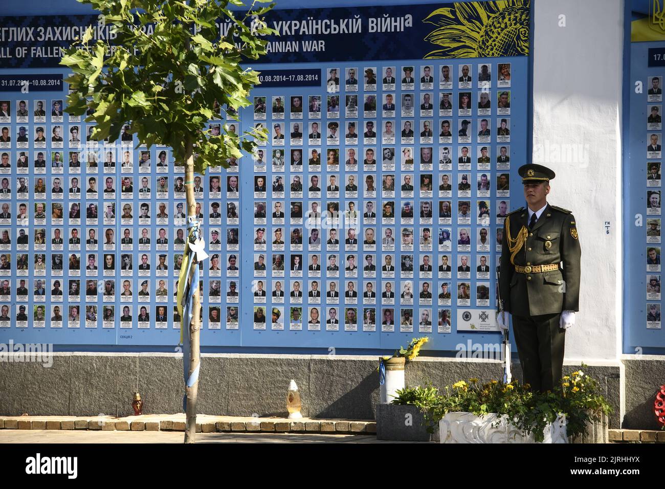 Kyiv, Ukraine. 24th Aug, 2022. An Ukrainian serviceman stands guard by ...