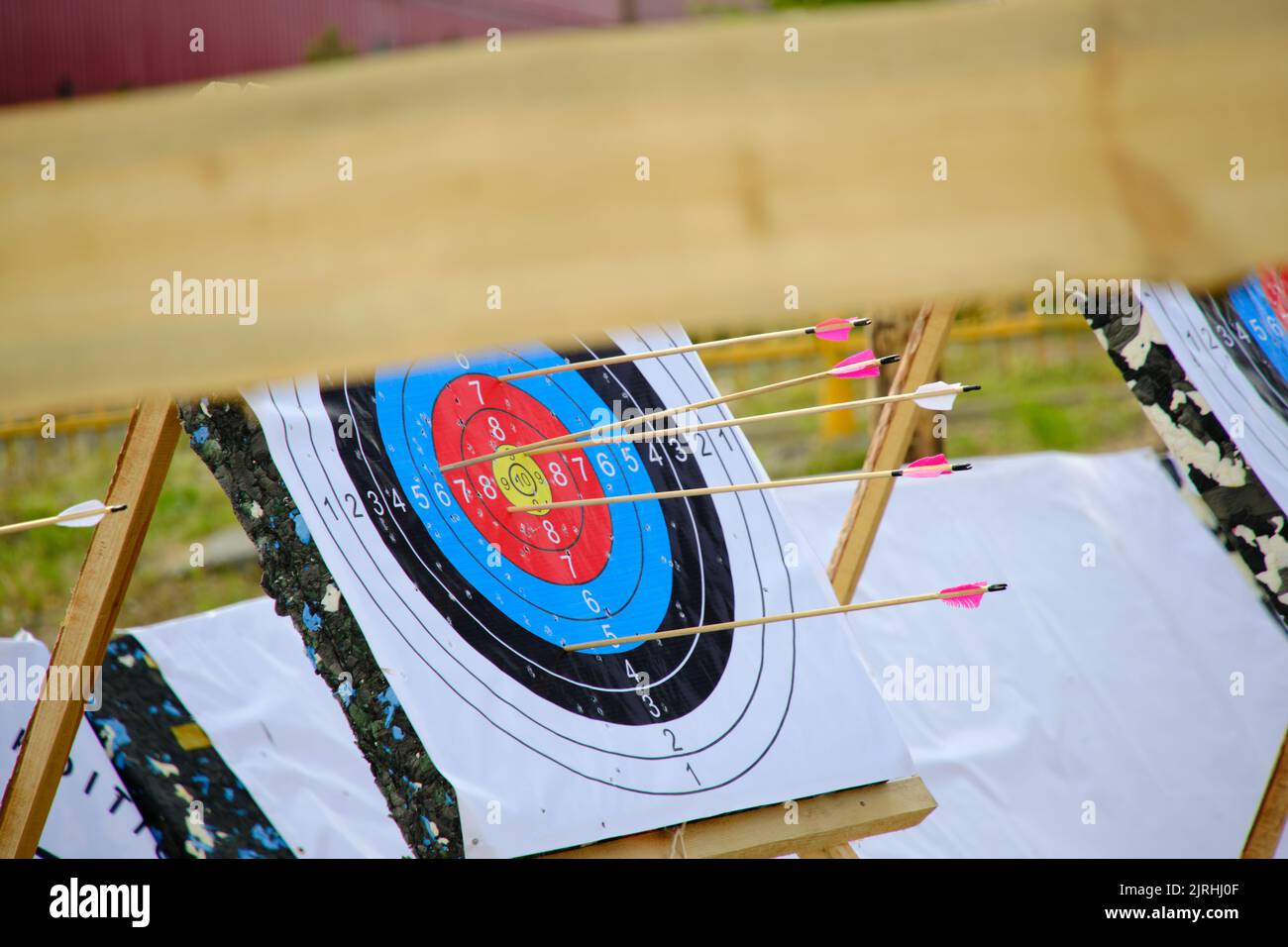 Archery targets with arrows stuck in Stock Photo - Alamy