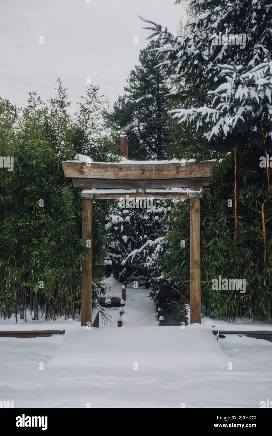 Japanese style gate hi-res stock photography and images - Alamy