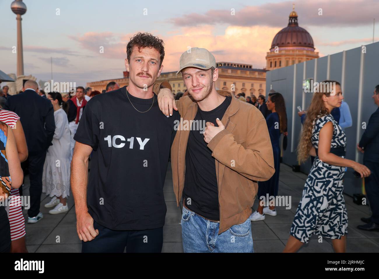 Berlin, Germany. 24th Aug, 2022. Artjom Gilz (l) and Timur Bartels ...