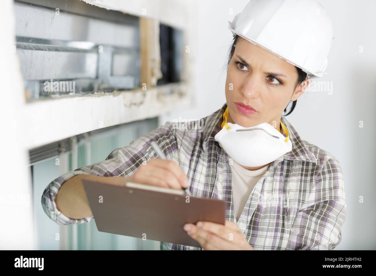 female builder with a clipboard Stock Photo - Alamy