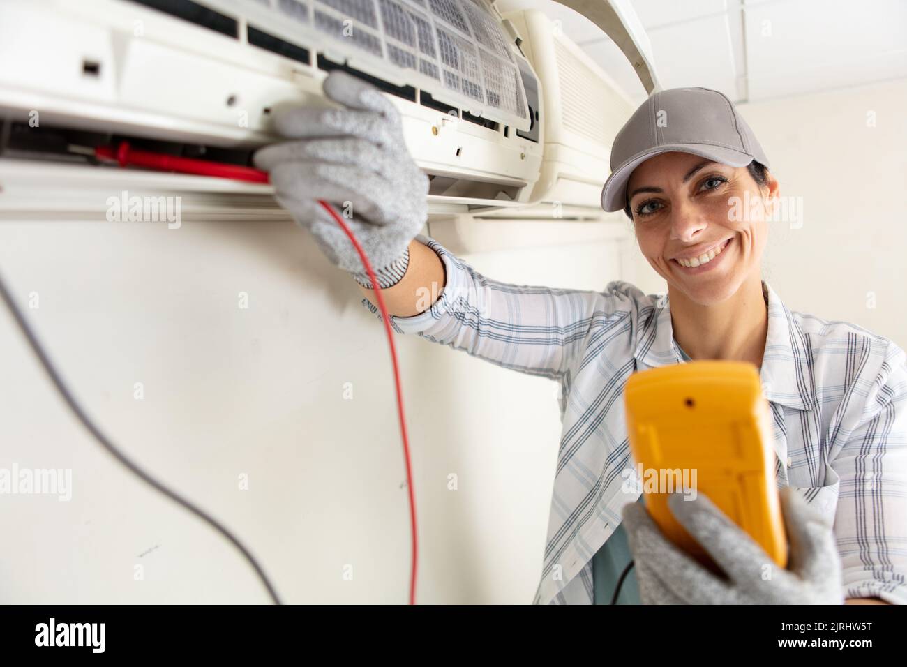 Servicing ac hi-res stock photography and images - Alamy