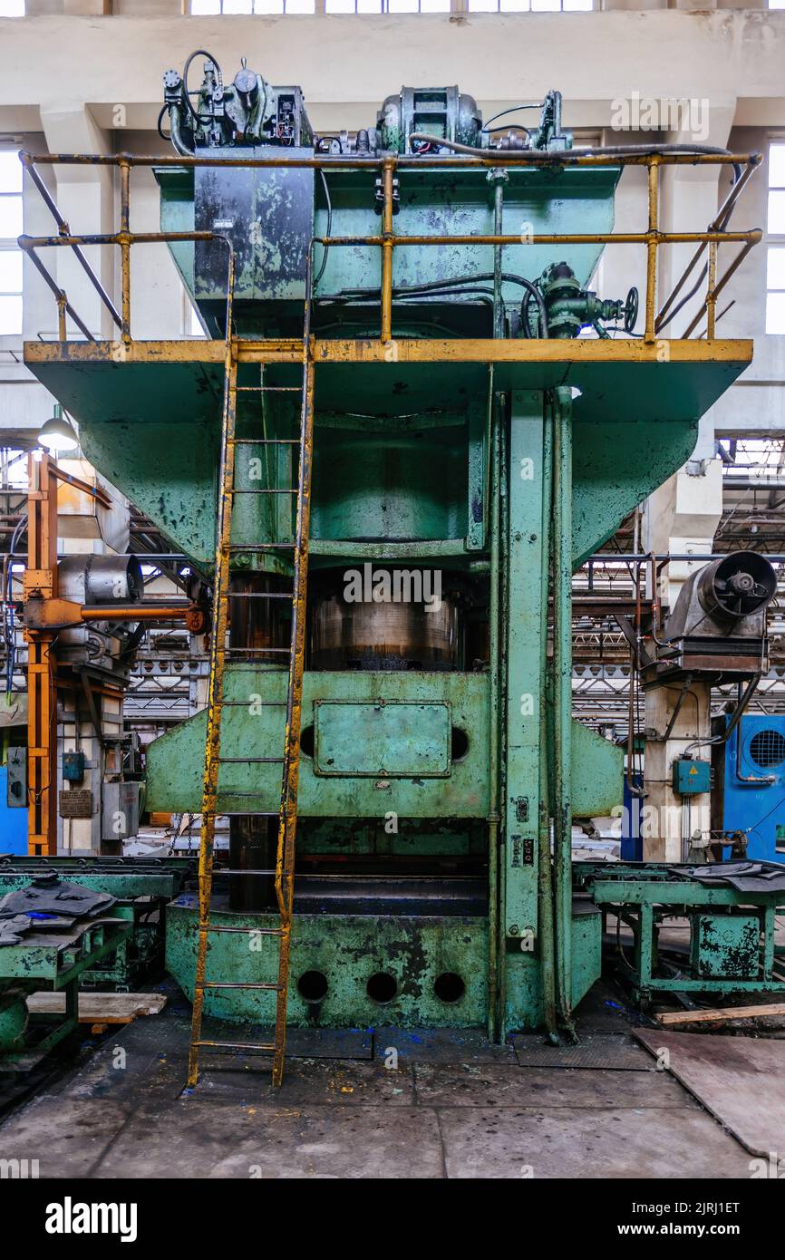Hydraulic press in the factory workshop Stock Photo - Alamy