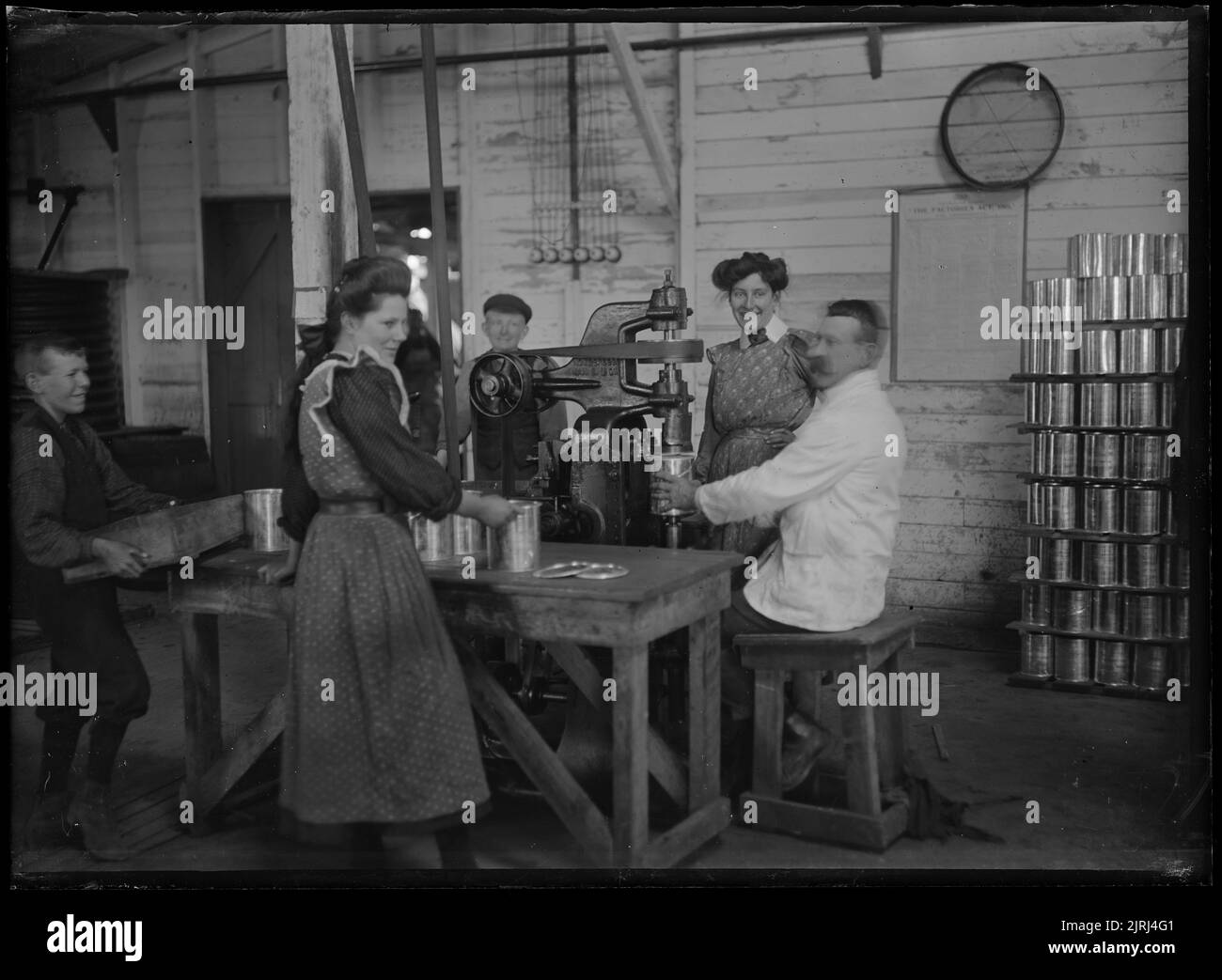 Factory interior 1910 hi-res stock photography and images - Alamy