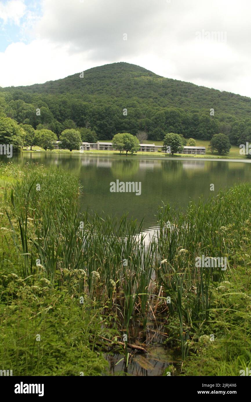 Peaks of Otter lodge at Abbott Lake in Virginia's Blue Ridge Mountains ...