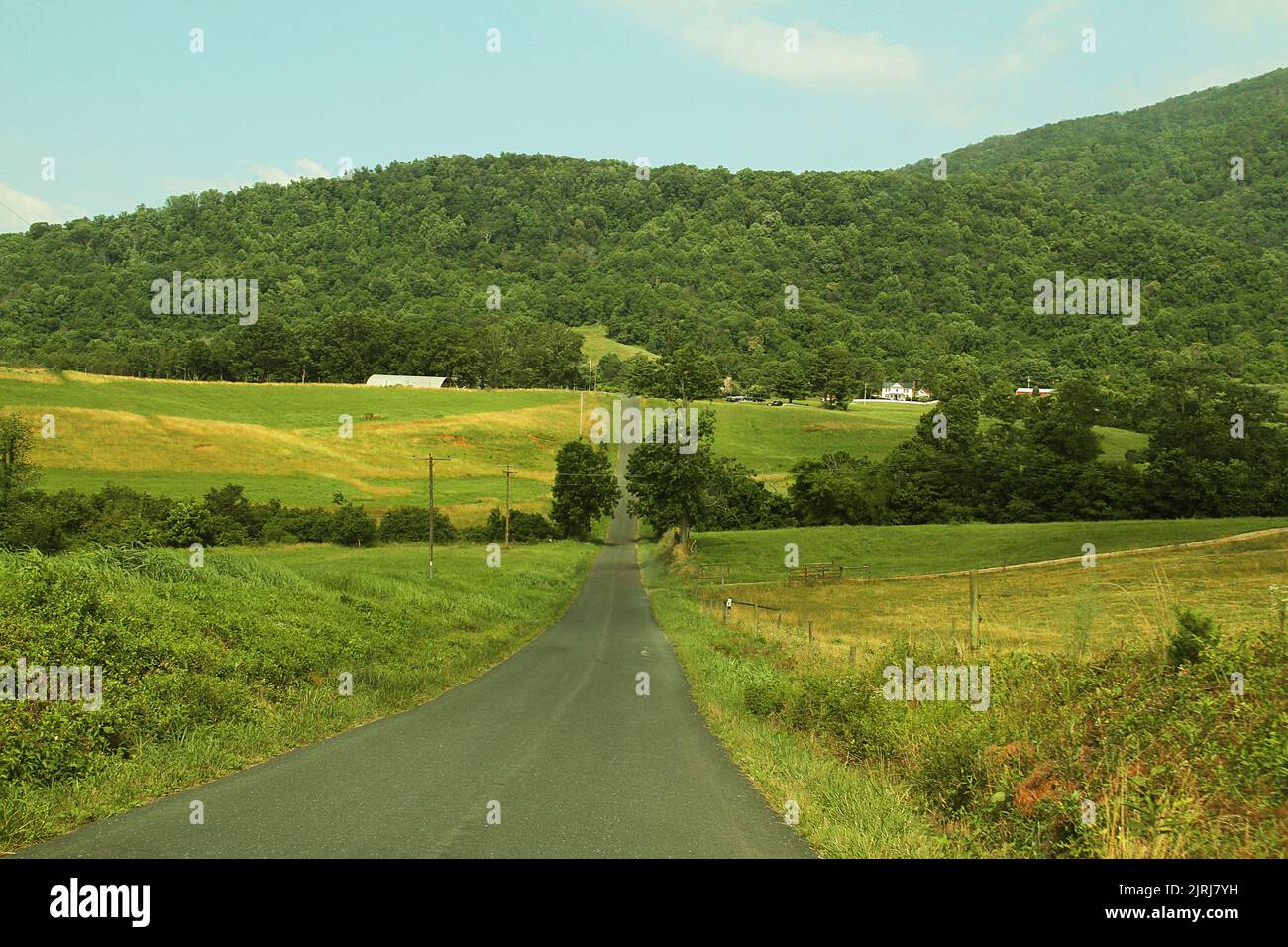 Country road fields farms hi-res stock photography and images - Alamy