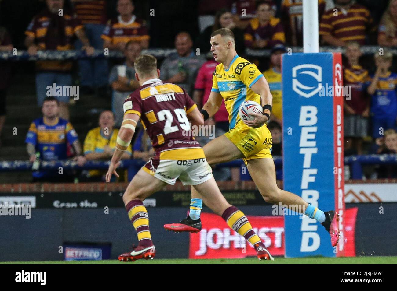Ash Handley #5 of Leeds Rhinos in action during the game Stock Photo ...