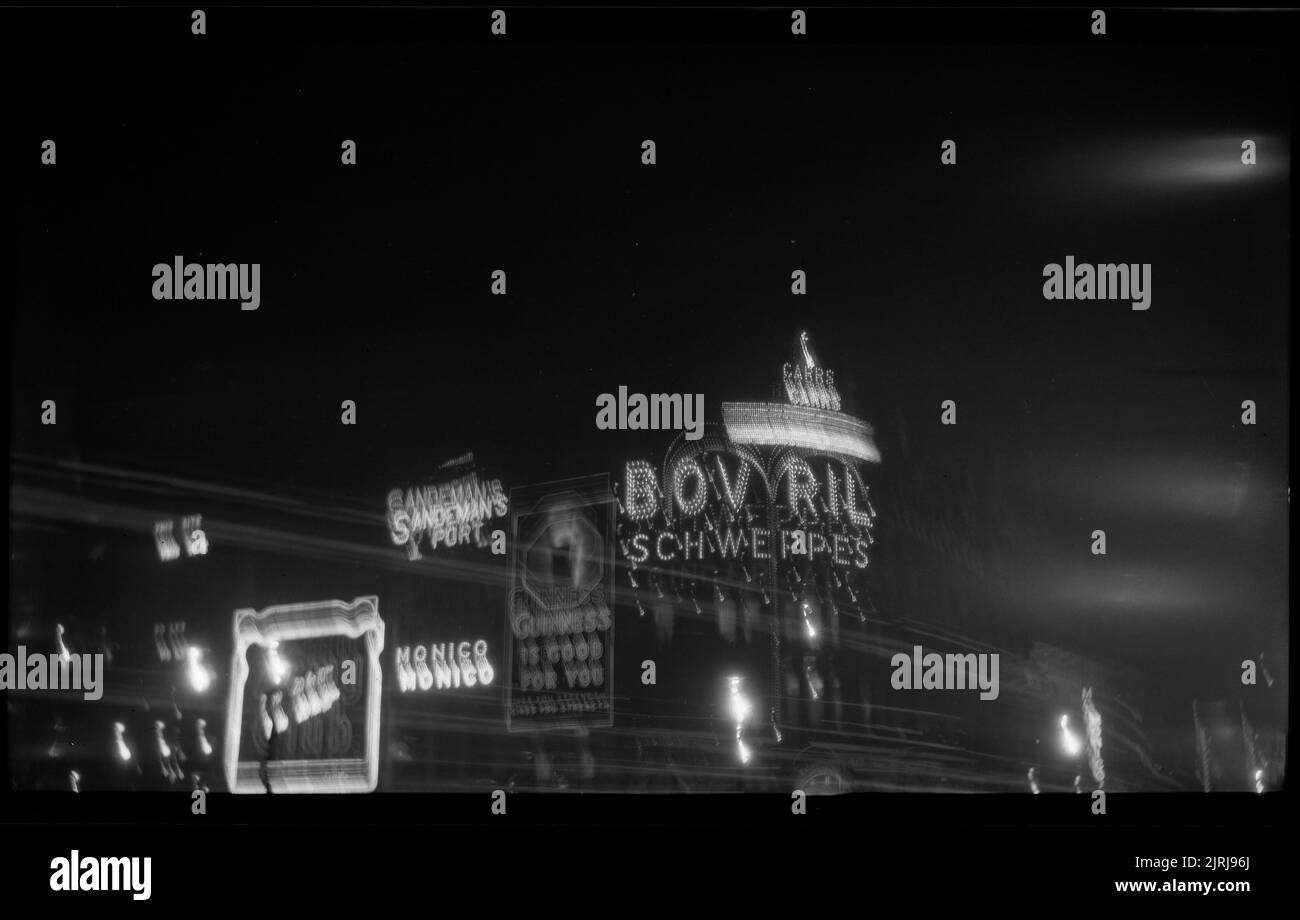 Street scene 1930s hi-res stock photography and images - Alamy