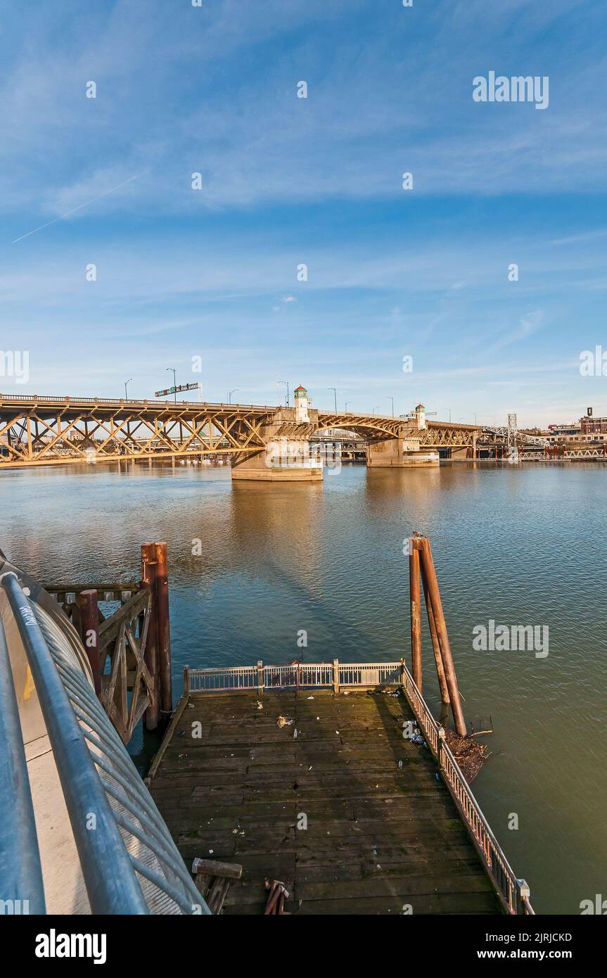 A view of the Burnside Bridge on the Willamette River in Portland ...