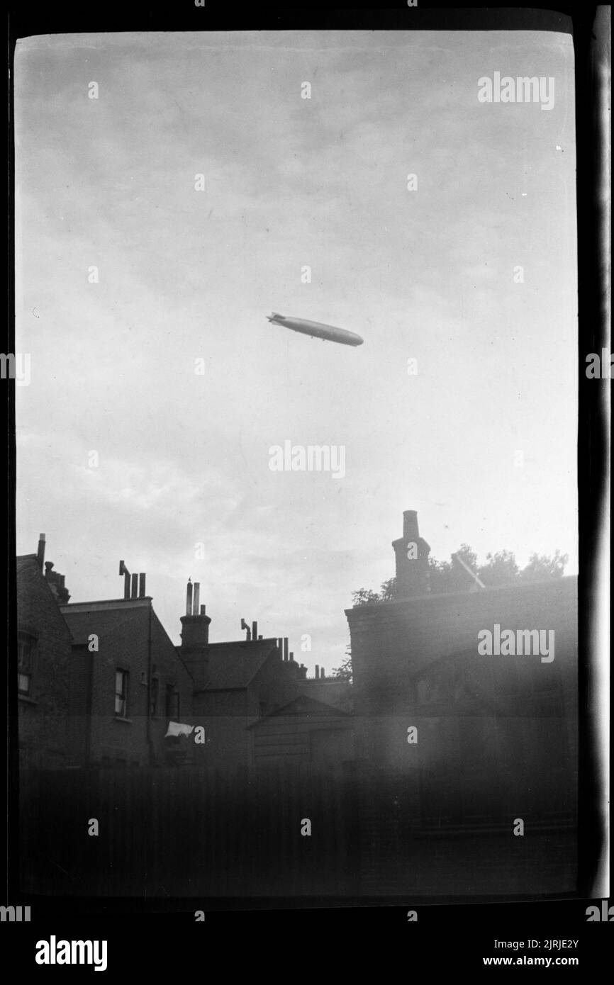 Zeppelin over city Black and White Stock Photos & Images - Alamy