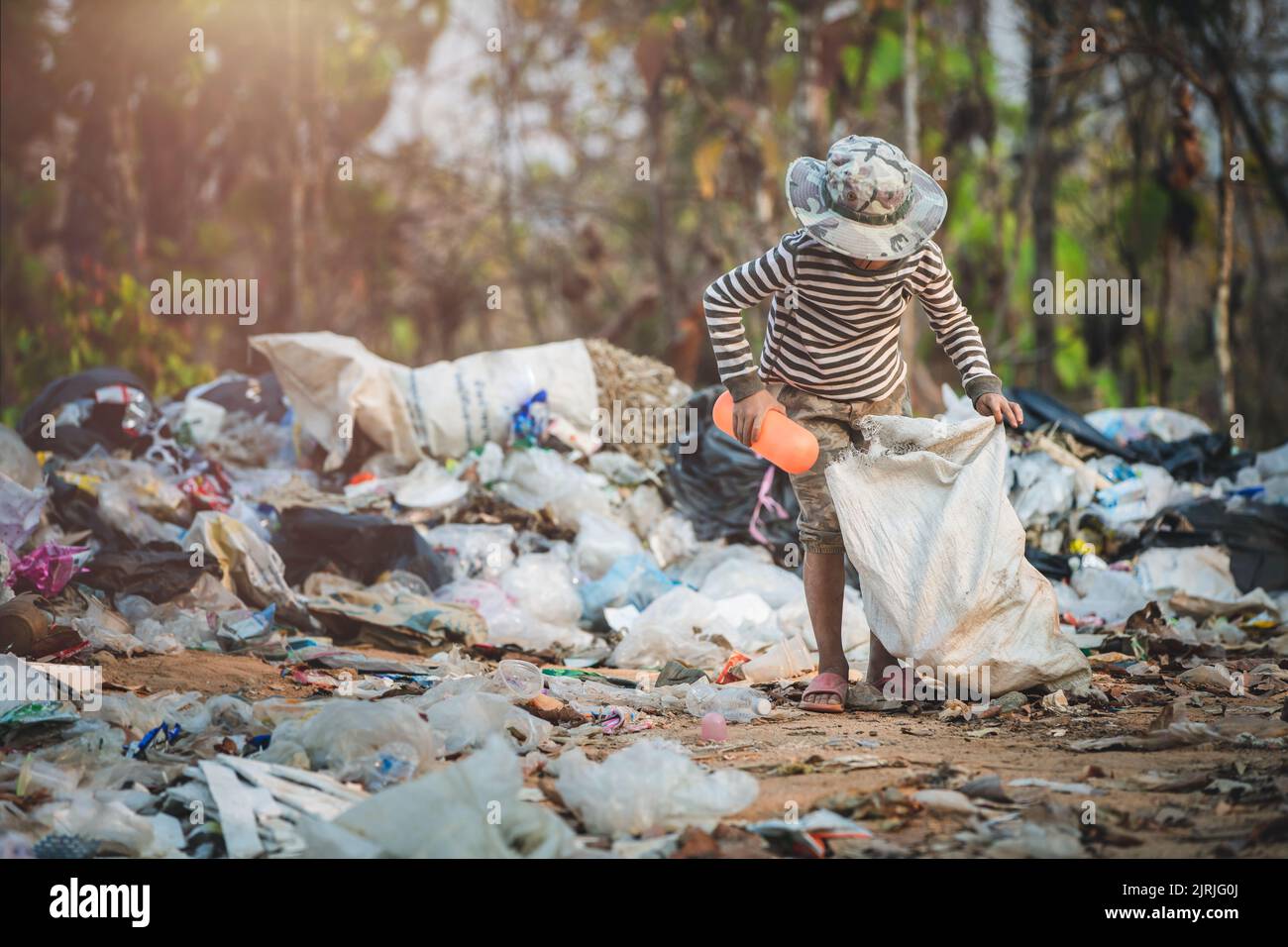 Children find junk for sale and recycle them in landfills, the lives ...