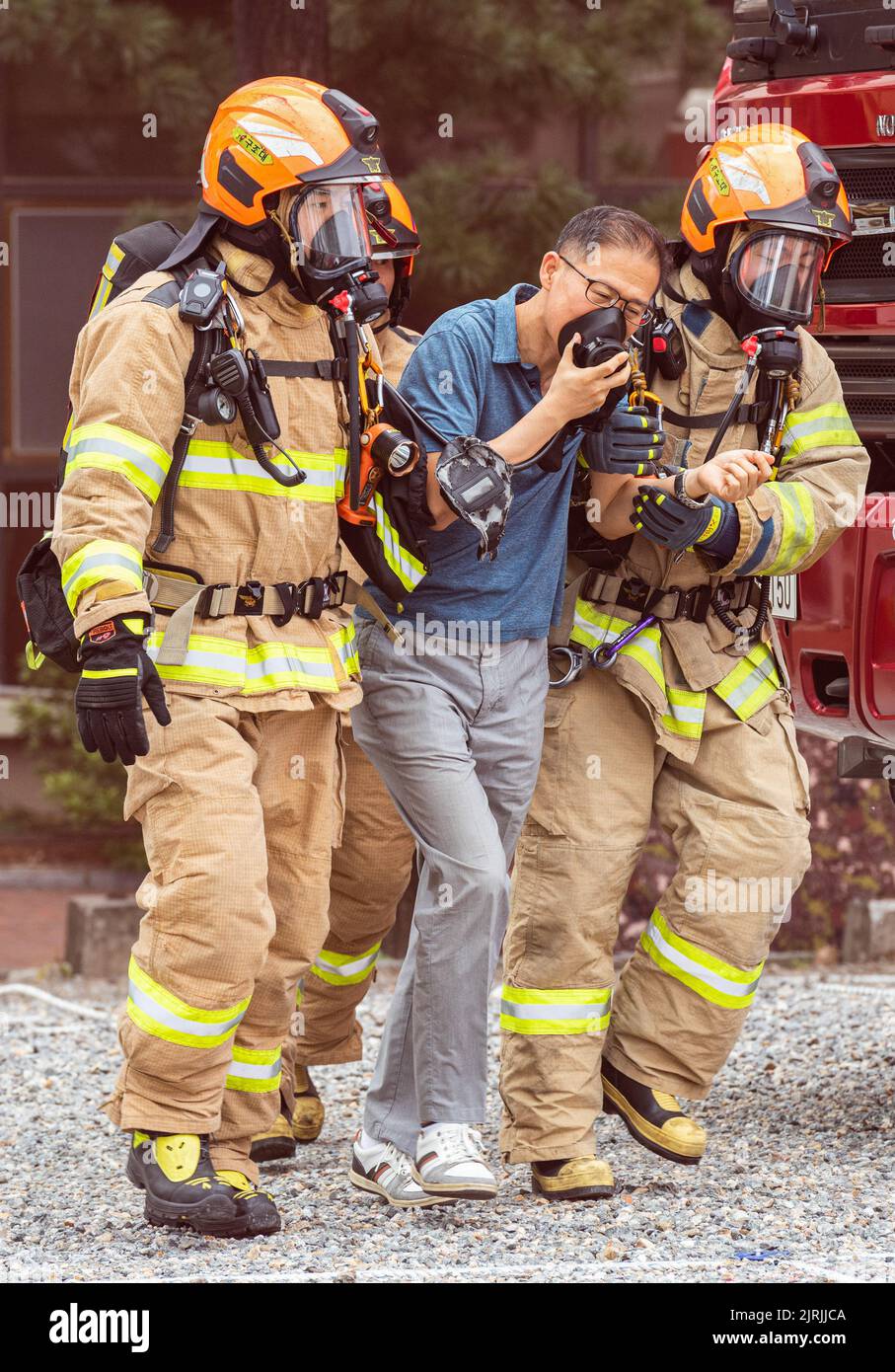 South korean emergency services personnel hi-res stock photography and ...