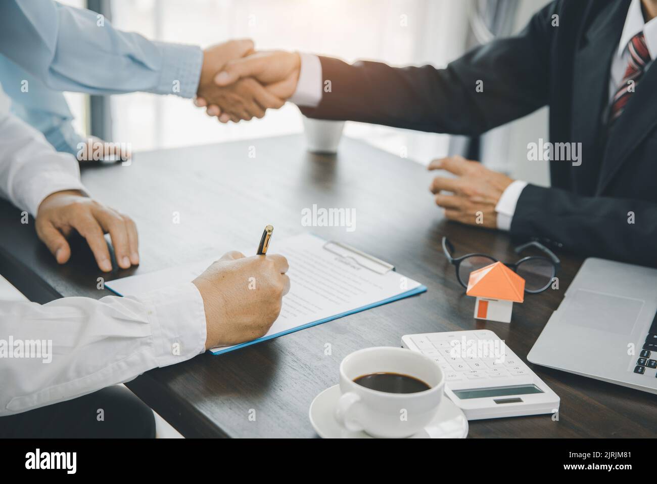 Real estate hand shake hi-res stock photography and images - Alamy