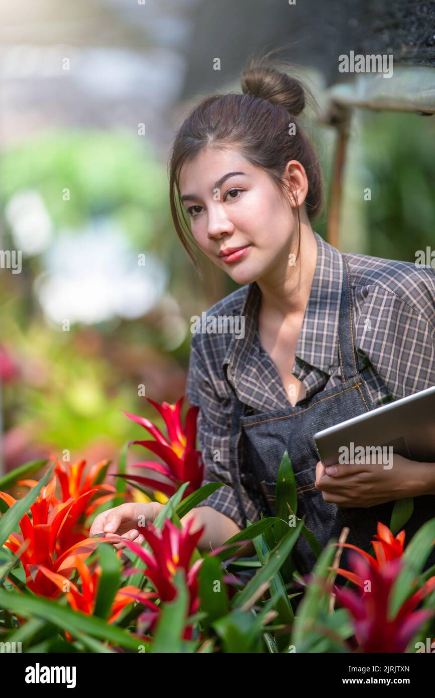 Farmer digital tablet works hi-res stock photography and images - Alamy