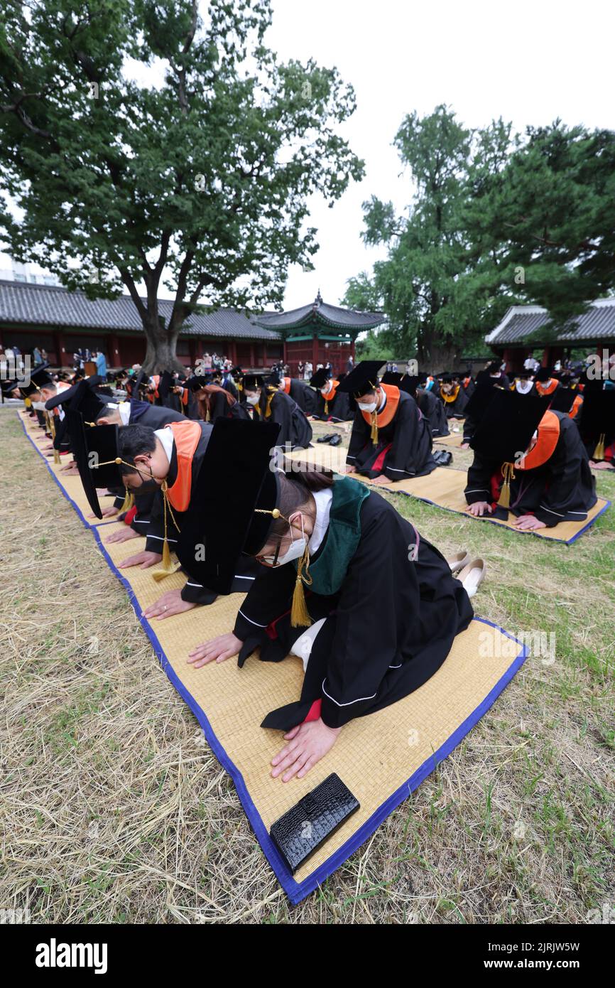 25th Aug, 2022. Traditional Korean commencement ceremony Graduates of ...