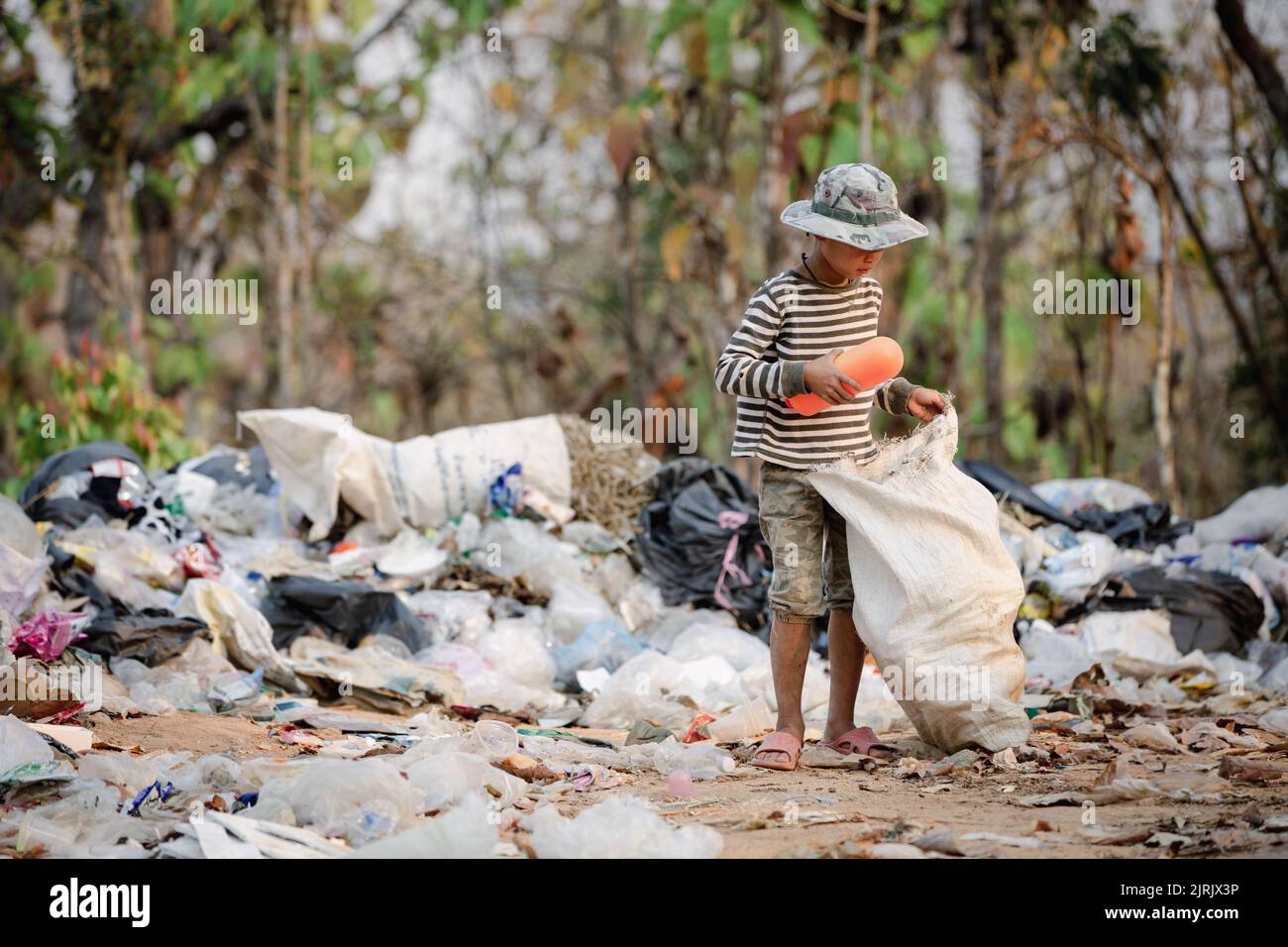 Poor people collect garbage for sale, People living in garbage heaps ...