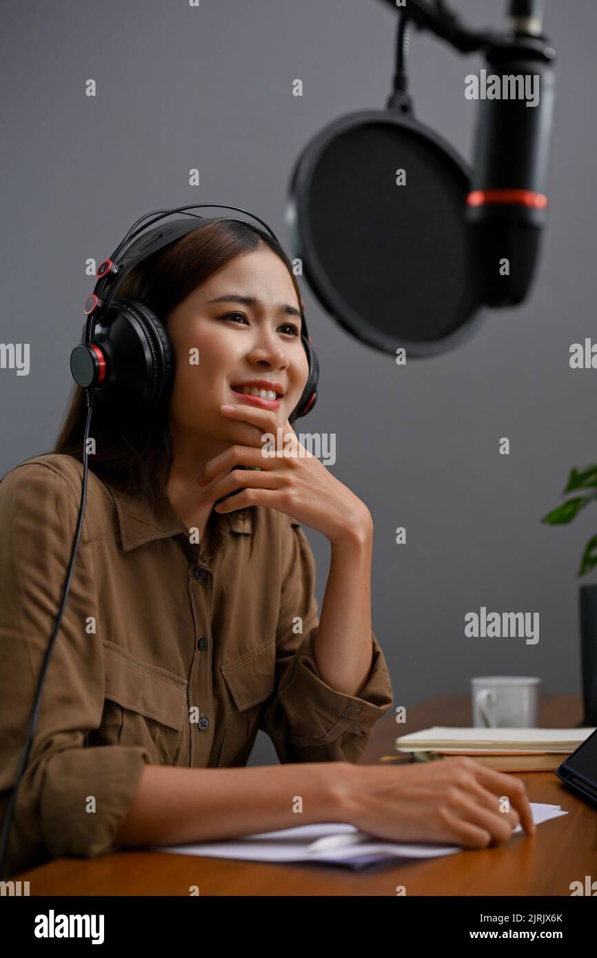 Professional podcasting studio hi-res stock photography and images - Alamy