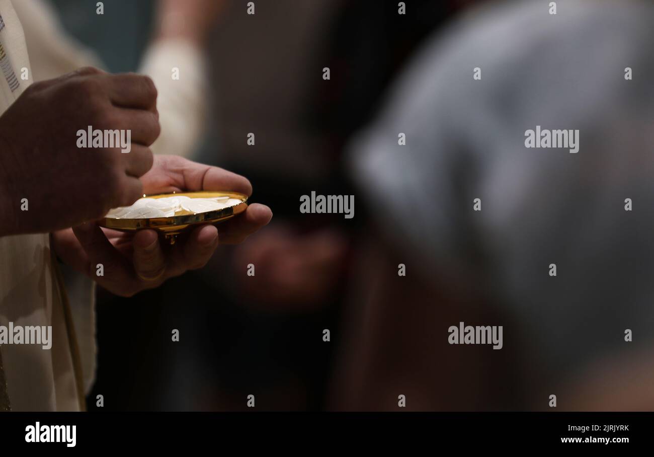 Catholic communion wafer hi-res stock photography and images - Alamy