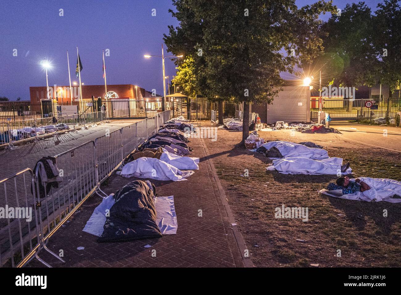 2022-08-25 05:44:37 TER APEL - Hundreds of asylum seekers sleep outside ...