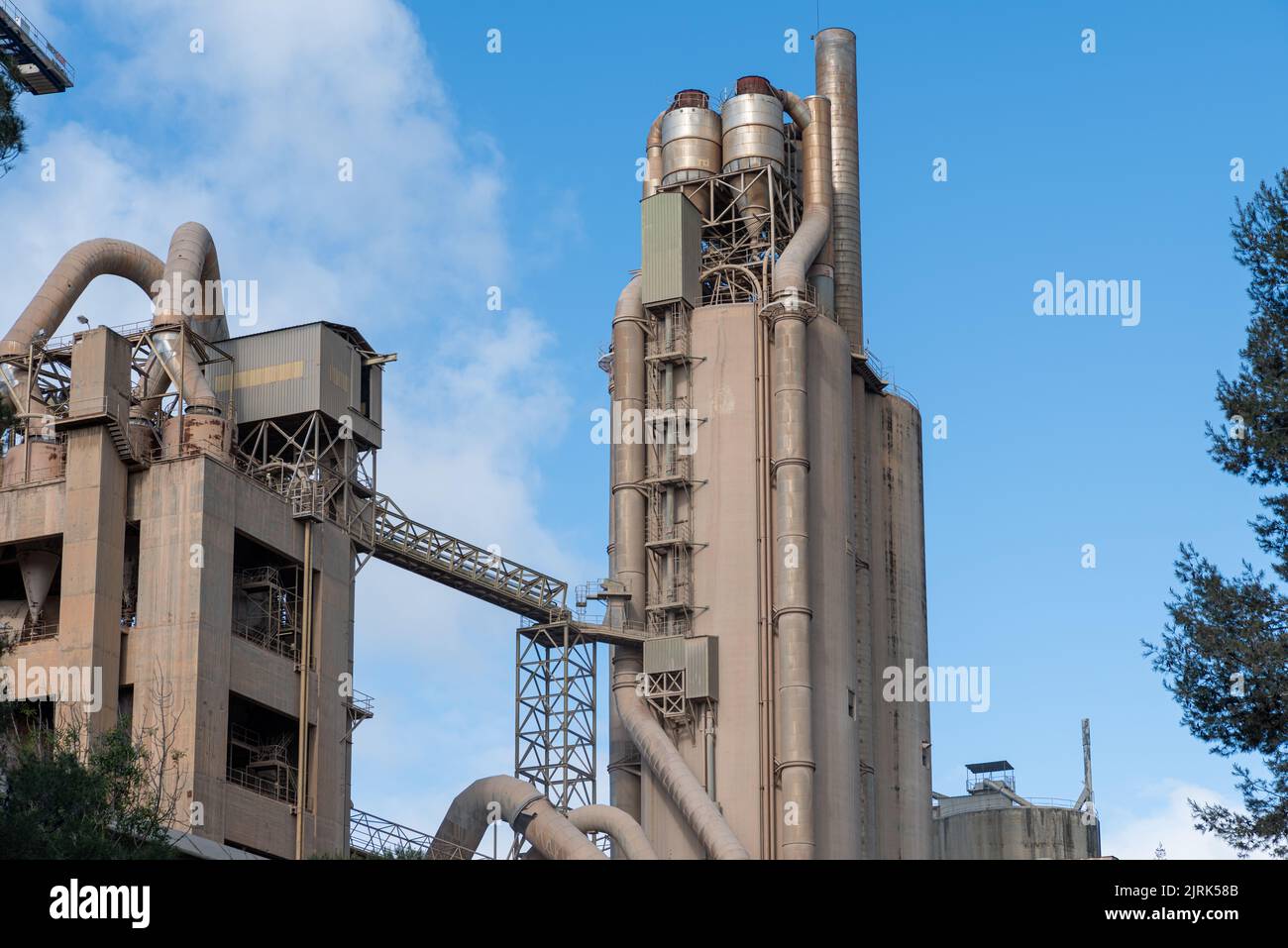 The installations of the Cement Factory in Arrabida of the company ...