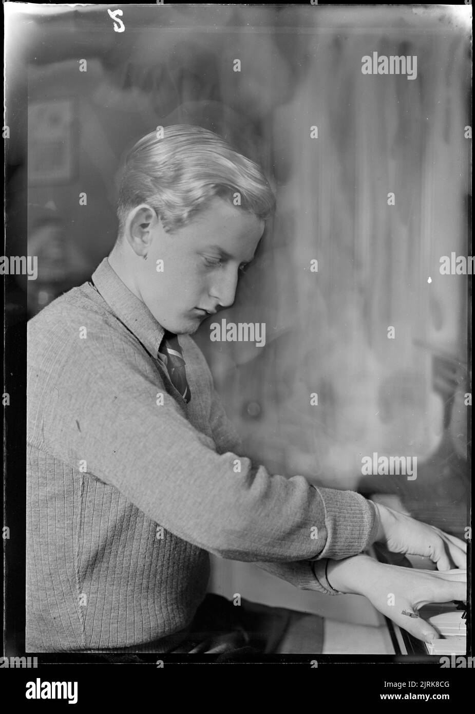 Mrs abels son at piano mrs abels son at piano hi-res stock photography ...