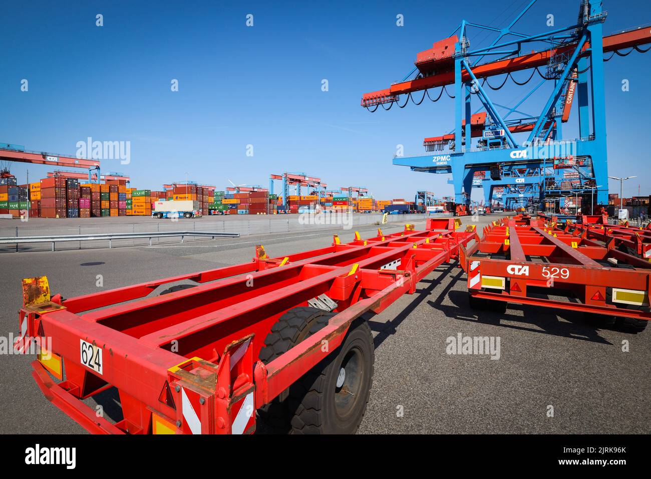Hamburg, Germany. 24th Aug, 2022. Empty transport racks and Automated ...