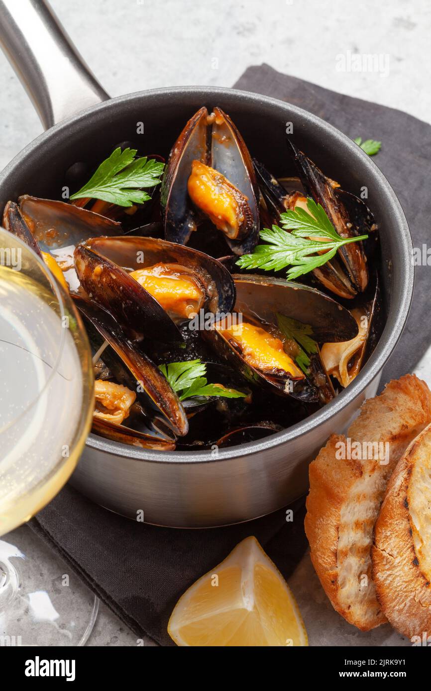 Traditional seafood mussels in wine sauce and toasts Stock Photo - Alamy
