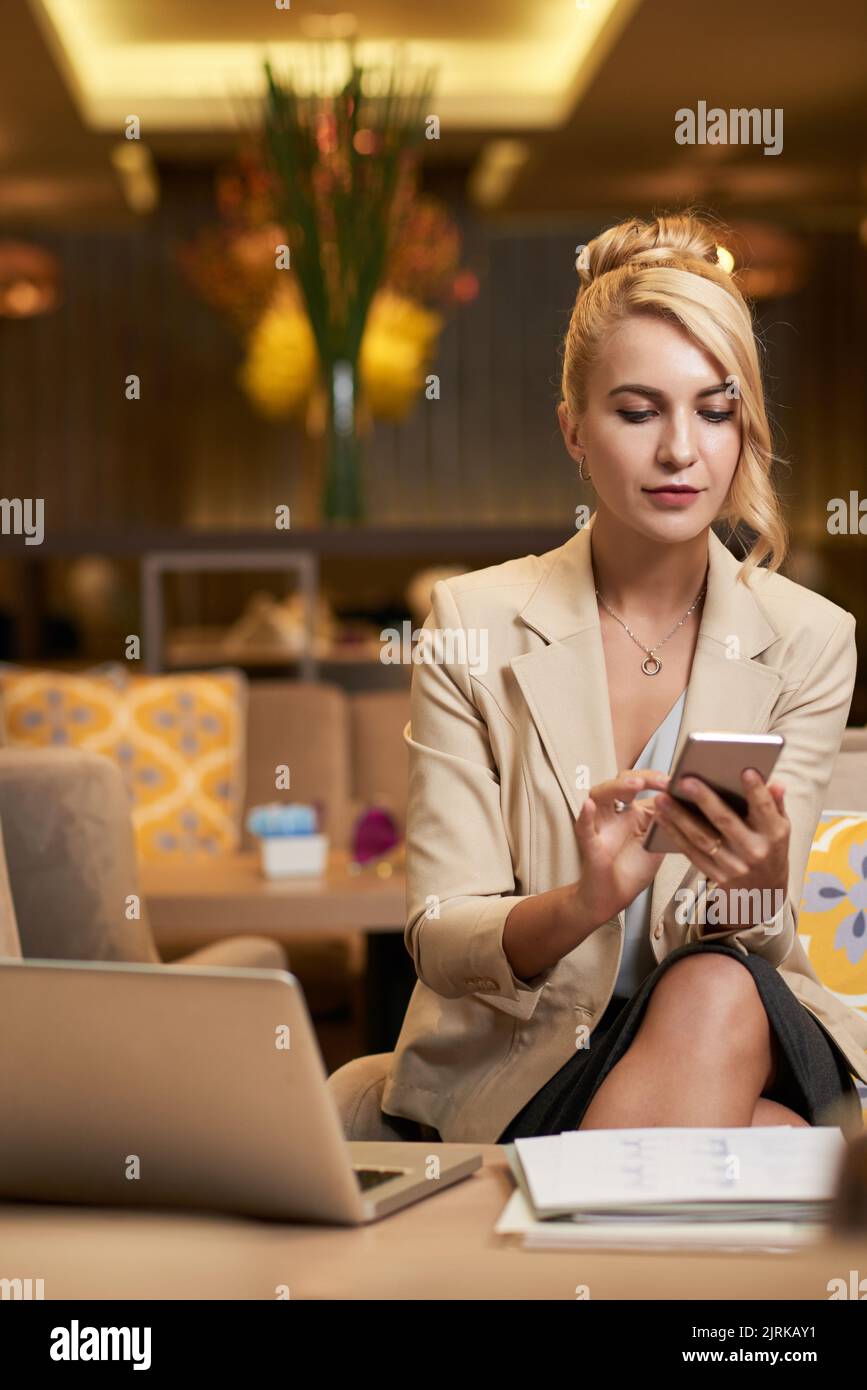 Pretty female business executive using mobile app Stock Photo - Alamy
