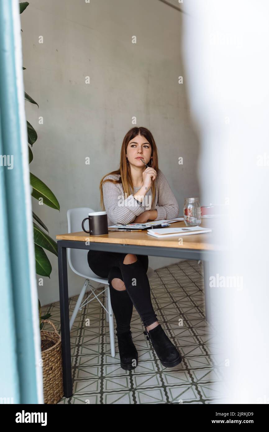 Artist thinking hi-res stock photography and images - Alamy