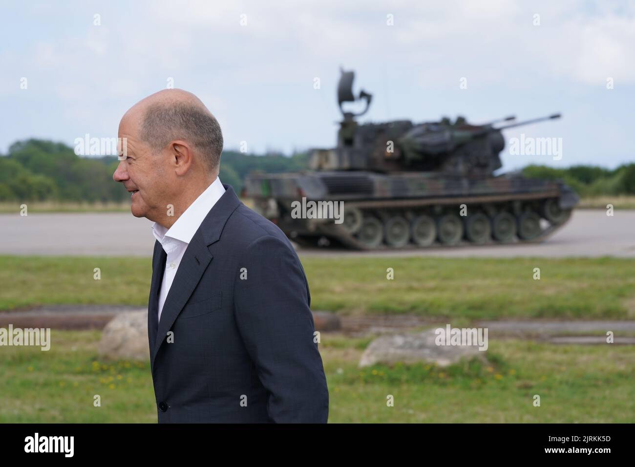 Putlos, Germany. 25th Aug, 2022. German Chancellor Olaf Scholz (SPD) is visiting the training ...
