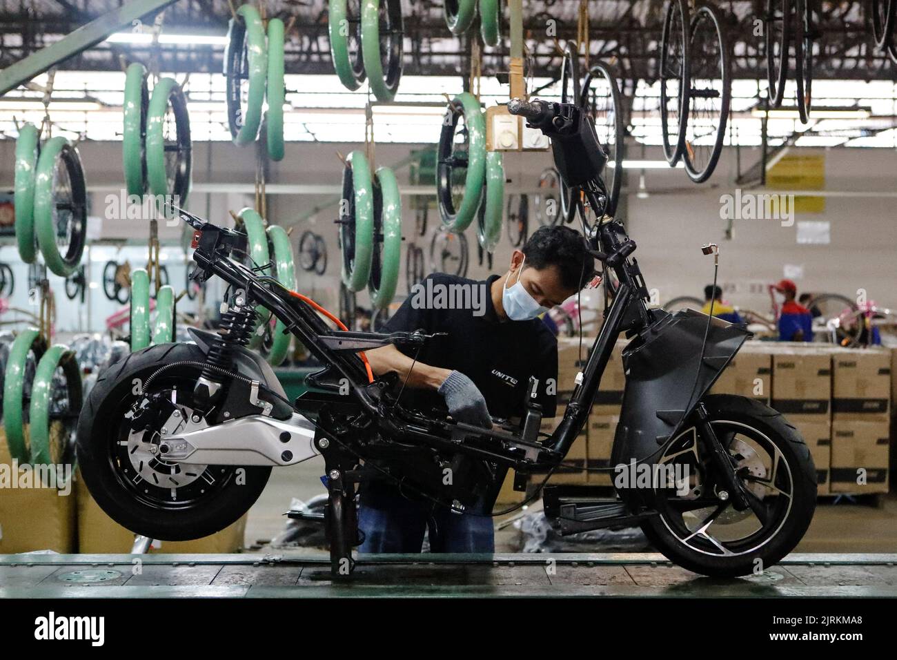 Motorcycle factory assembly line hi-res stock photography and images ...