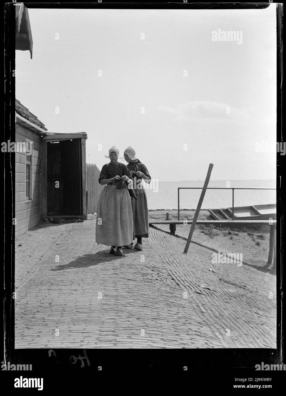 Two women walking and knitting hi-res stock photography and images - Alamy
