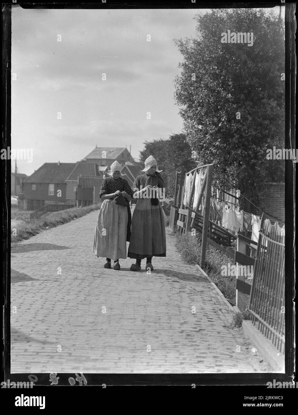Two women walking and knitting hi-res stock photography and images - Alamy