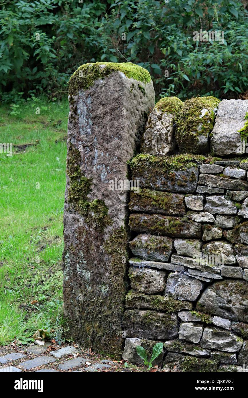 Dressed stone gate posted hi-res stock photography and images - Alamy
